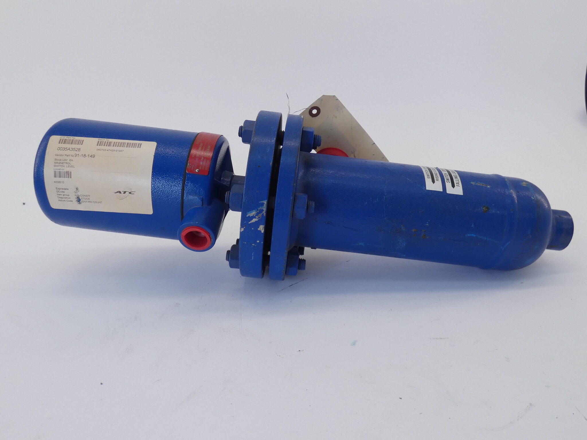 Magnetrol XC29-2B30-CDM Displacement Level Switch 120/240VAC – GPM Surplus