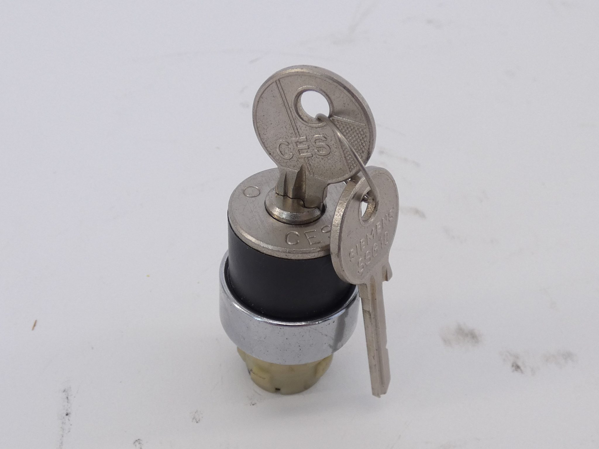 *Lot of 2* Key-Operated Switch W/ Siemens SSG10 Key – GPM Surplus
