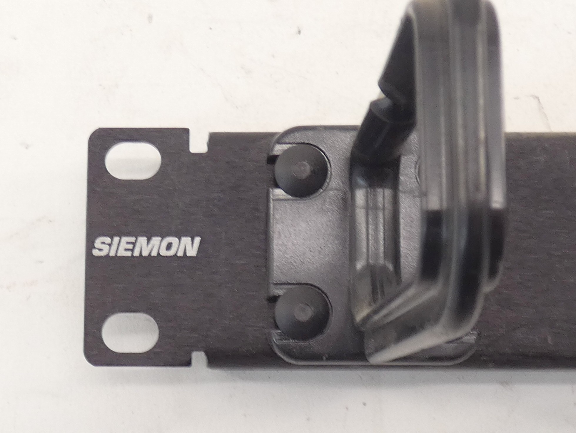 Siemon WM-143-5 Horizontal Cable Manager 19″ S143 Hangers – GPM Surplus