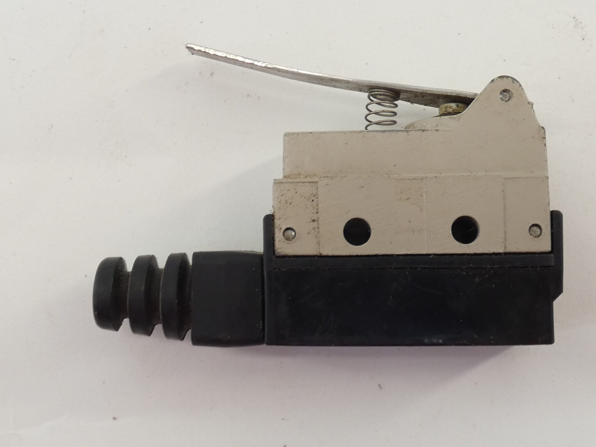 *Lot of 4* Omron SHL-W155 Limit Switches – GPM Surplus
