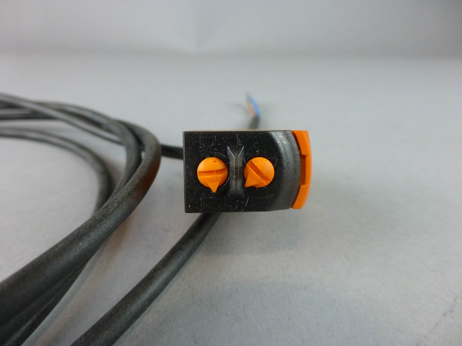 IFM O6H-FPKG O6H200 Diffuse Reflection Sensors w/ Background ...